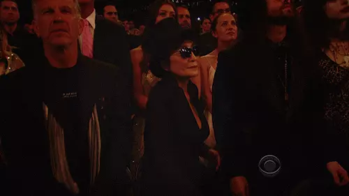 Yoko Ono Grammy spektakli paytida raqsga tushmoqda