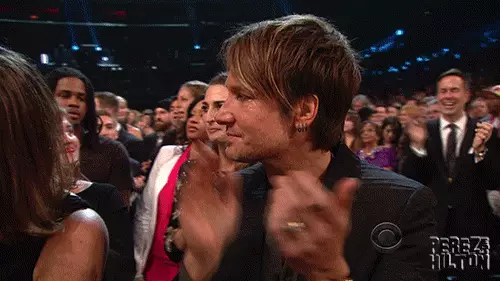 Keith Urban Grammys ئويۇن قويۇش جەريانىدا يىغلاپ كەتتى