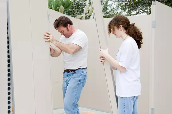 Otac i kći volontiraju u izgradnji kuće