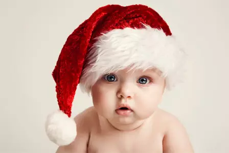 Beba nosi šešir Djeda Mraza