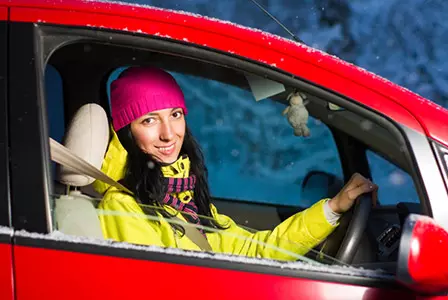 vrouw rijdt in de sneeuw