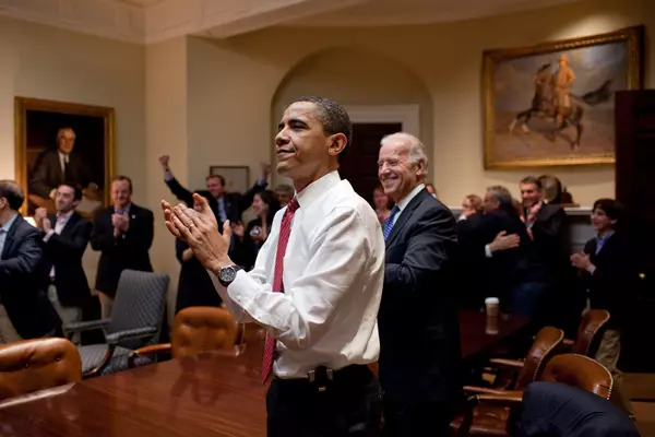 राष्ट्रपति ओबामा 2010 मा सस्तो स्वास्थ्य सेवा ऐन पारित भएकोमा उत्सव मनाउँदै