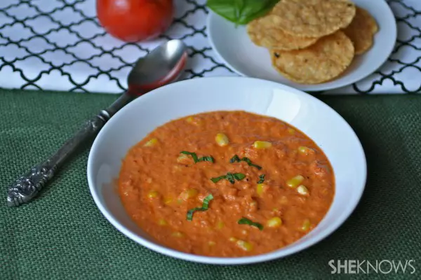 Dydd Gwener di-glwten: tomato-basil hufennog a chawl corn