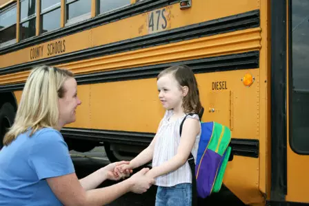 Mamma med dotter på skolbussen