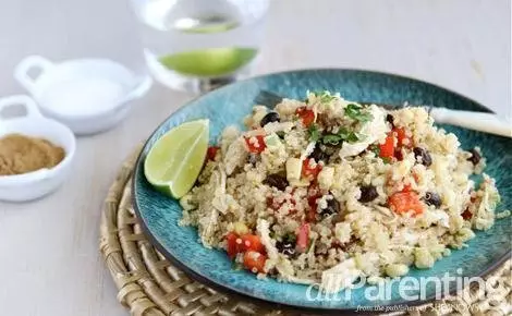 Saladi Quinoa pẹlu adie, awọn ewa dudu ati wiwọ chipotle