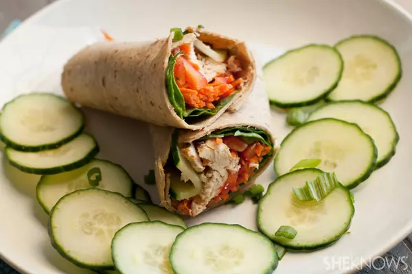 Enkla recept på rotisserie thailändska kycklingwraps |SheKnows.com