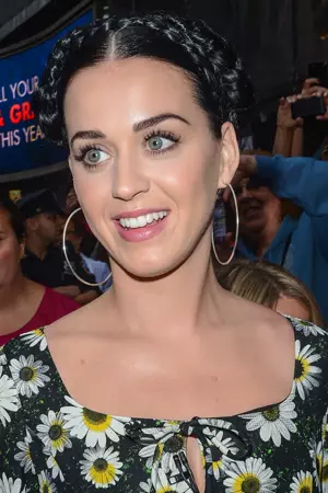 Katy Perry z mlečnimi pletenicami