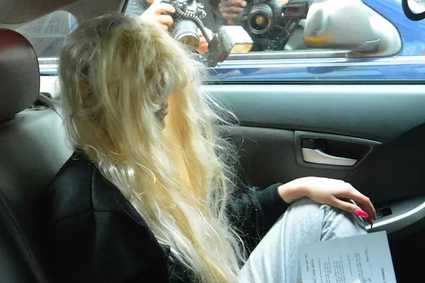 Eine zerzauste Amanda Bynes sitzt in ihrem Auto