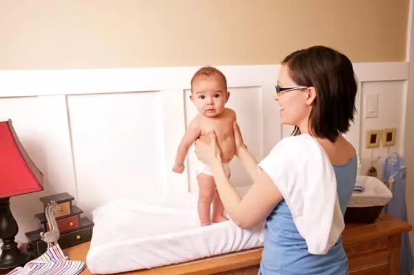 baby-op-feroarjende-tafel