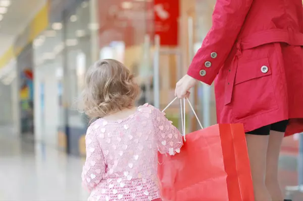 小さな女の子と買い物のお母さん