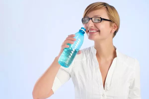 Wanita minum dari botol air