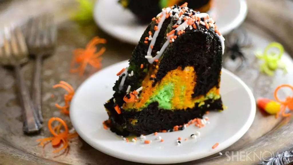 Μια απόκοσμη (και όμορφη) μαύρη αποκριάτικη τούρτα έχει μέσα της μια πολύχρωμη έκπληξη