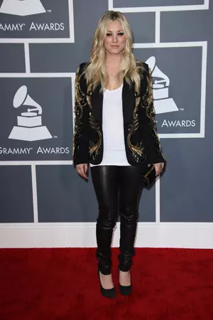 Kaley Cuoco yn y Grammys