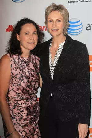 Jane Lynch at dating asawang si Lara Embry