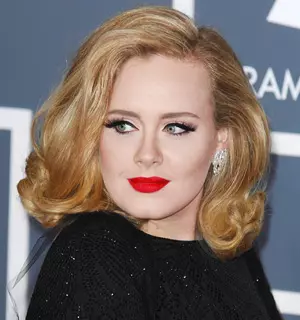 O delineador alado da Adele