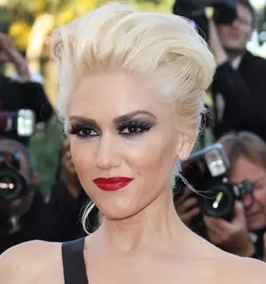 Muncung merah Gwen Stefani