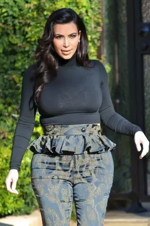 Kim Kardashian amatasun estiloa