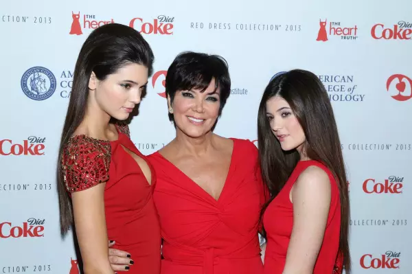 NYC Mercedes-Benz විලාසිතා සතියේදී Kris Jenner දියණියන් වන Kylie සහ Kendall සමඟ