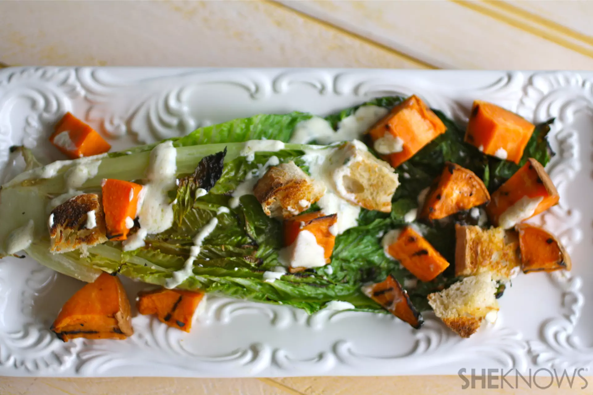 Romaine panggang dan salad keledek dengan saus ketumbar berkrim