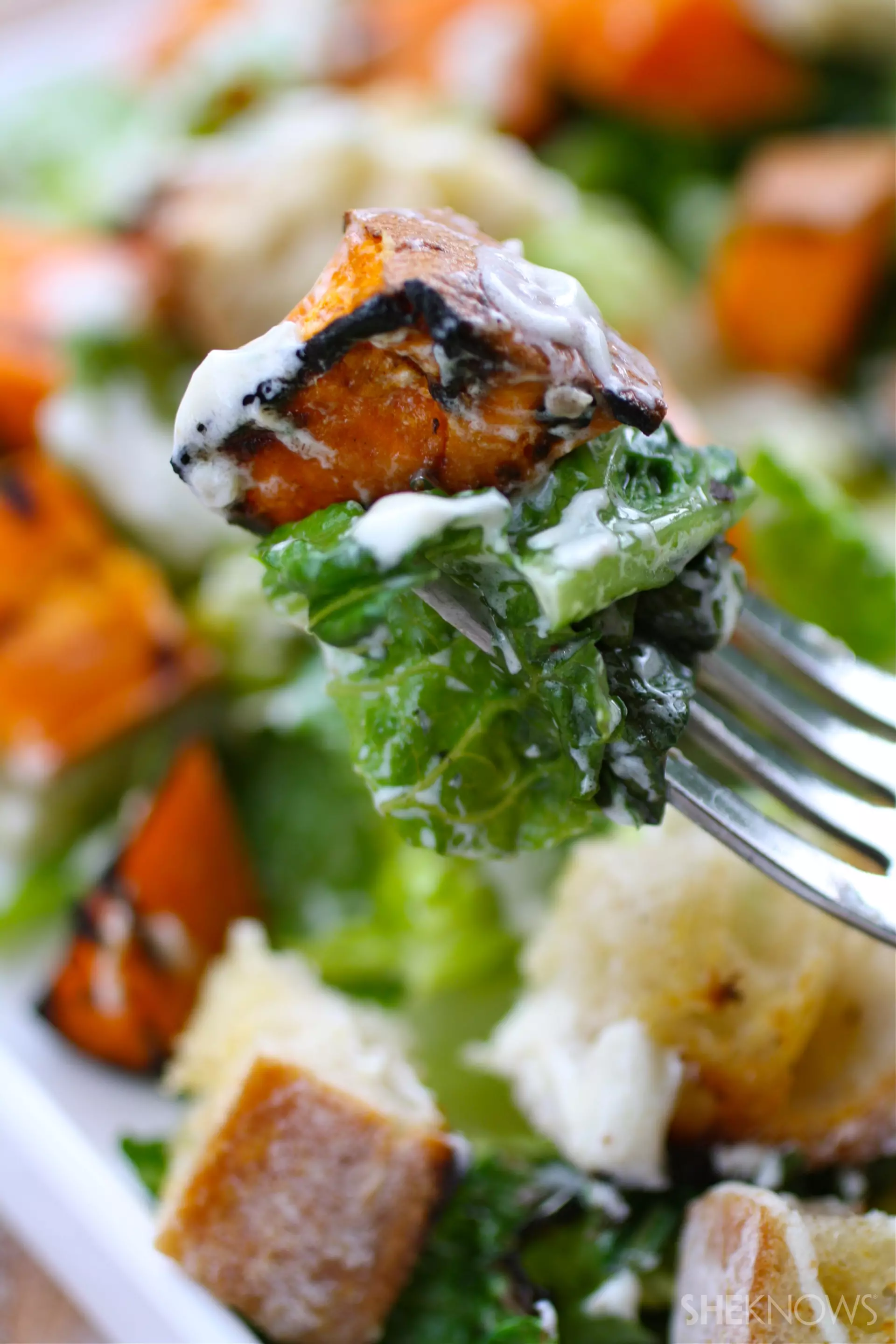 Salade de romaine grillée et de patates douces avec vinaigrette crémeuse à la coriandre