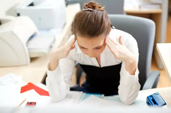 Wanita stres di kantor