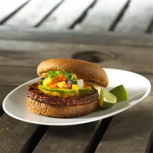 Burger yakuda ya nyemba ya Carla Hall yokhala ndi pichesi pico de gallo