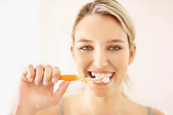 Wanita menggosok gigi