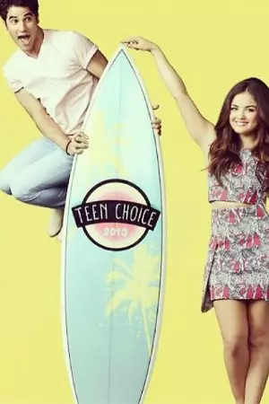 Darren Criss kaj Lucy Hale kungastigi 2013 Teen Choice Awards