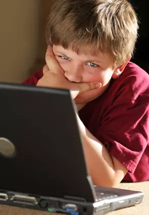 Arg pojke på datorn