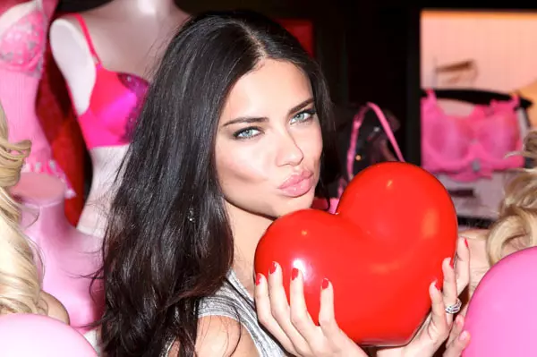 Si Adriana Lima naghisgot sa Valentine's Day