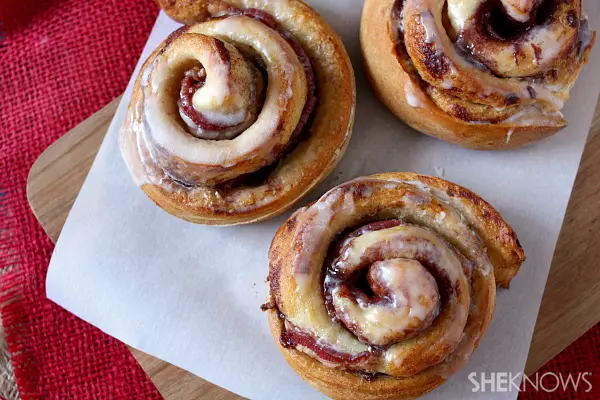 I-Bacon-stuffed jumbo cinnamon rolls | Sheknows.com