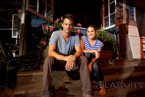 Josh Duhamel နှင့် Whitney English တို့သည် SheKnows Safe Haven သို့ လာရောက်လည်ပတ်ခဲ့ကြသည်။