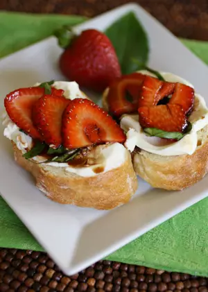 strawberry ۽ basil-balsamic topping سان Mascarpone