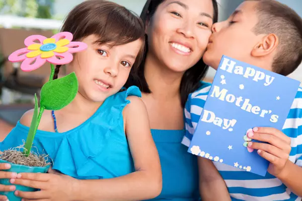 Kinder geben der Mutter am Muttertag Geschenke