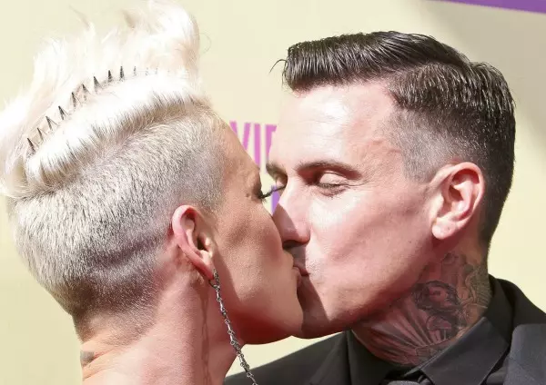 Pink sy Carey Hart