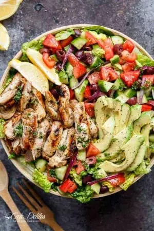 Griechischer Salat mit Hühnerfleisch