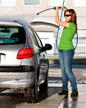 Vrouw wast haar auto
