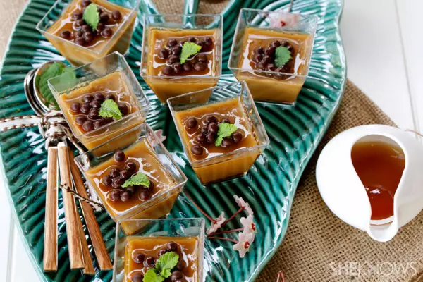 Espresso panna kotta azaldılmış amaretto siropu ilə