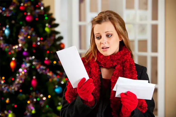 Mujer molesta con las facturas de Navidad