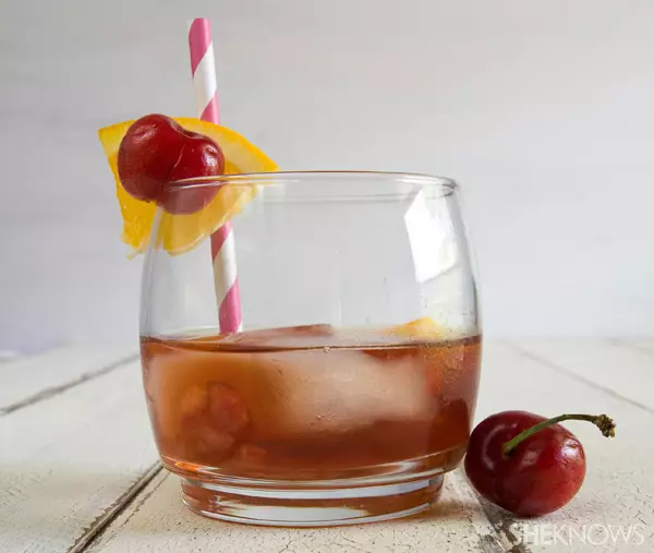 Cherry-iliyoingizwa bourbon cocktail ya mtindo wa zamani