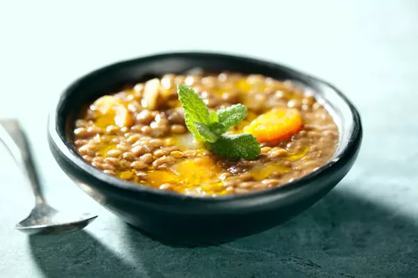 Tigela de sopa de lentilha