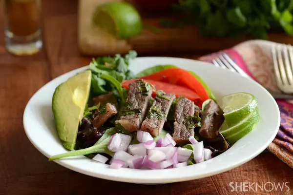 Tequila braised steak salad uban sa avocado