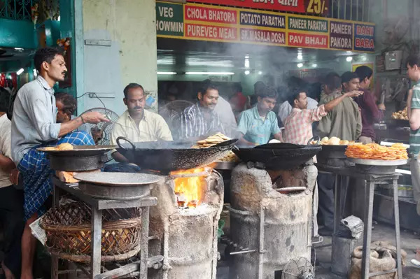 Улична храна у Варанасију, Индија