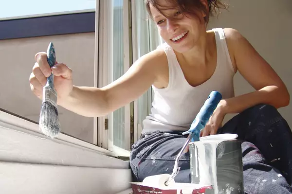 Femeie care pictează acasă