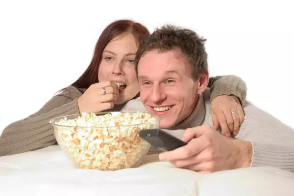 Pasangan menonton wayang dan makan popcorn | Sheknows.ca