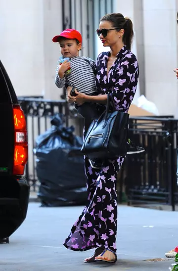 Miranda Kerr menyarungkan versi maxi-esque musim bunga yang sempurna bagi pakaian balutan klasik keluar dan sekitar bersama anaknya di New York City tahun lepas.