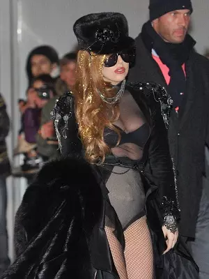 Lady Gaga ṣabẹwo si onijakidijagan aisan ṣaaju fagile irin-ajo