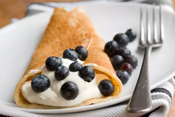 Bánh crepe việt quất với creme fraiche