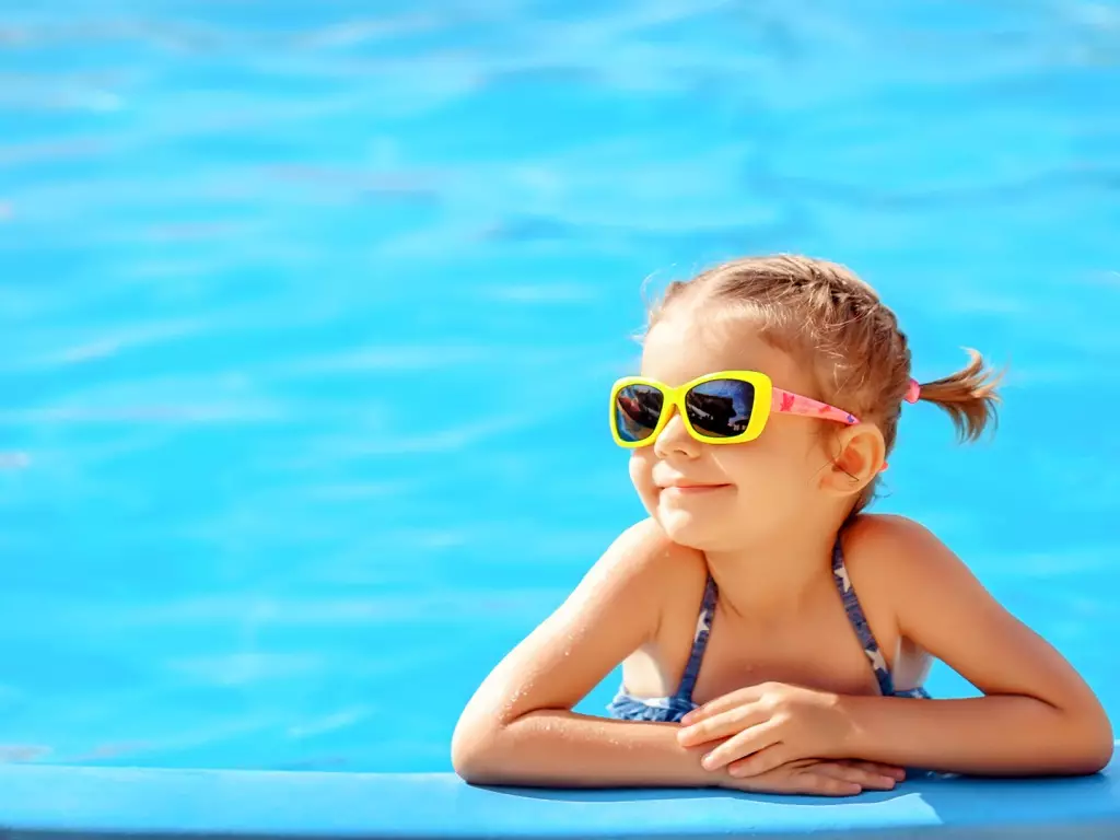 لڑکیوں کے لیے انتہائی سجیلا دھوپ کے چشمے جو UV شعاعوں سے حفاظت کرتے ہیں۔