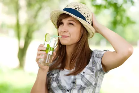 Femme buvant un mojito